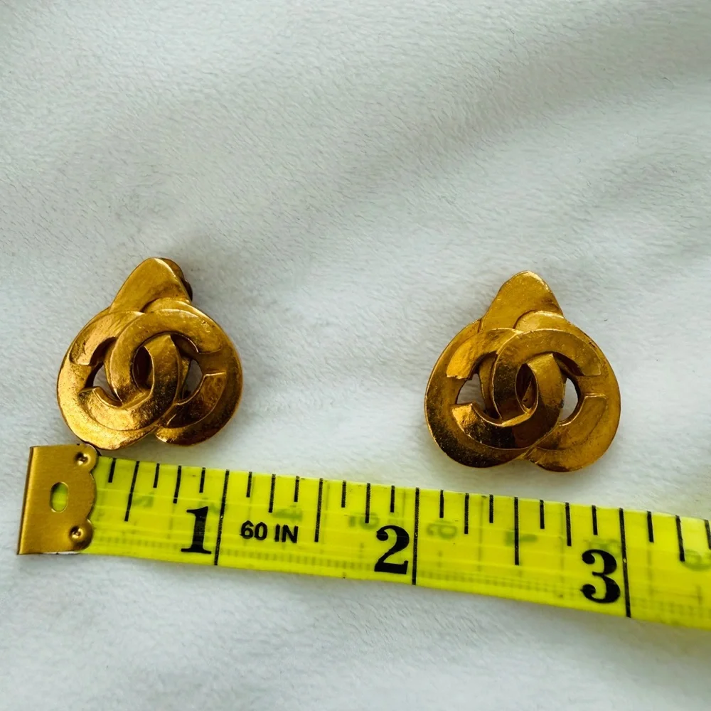 CHANEL | Jewelry | Vintage Chanel Cc Logo Gold Tone Clipon Earrings ...